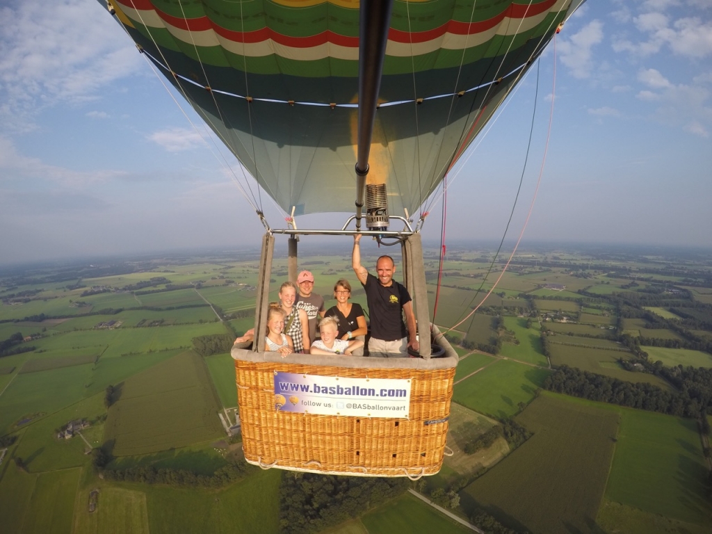 Prive ballonvaart met familie Bos uit Laren naar Goor | BAS ...